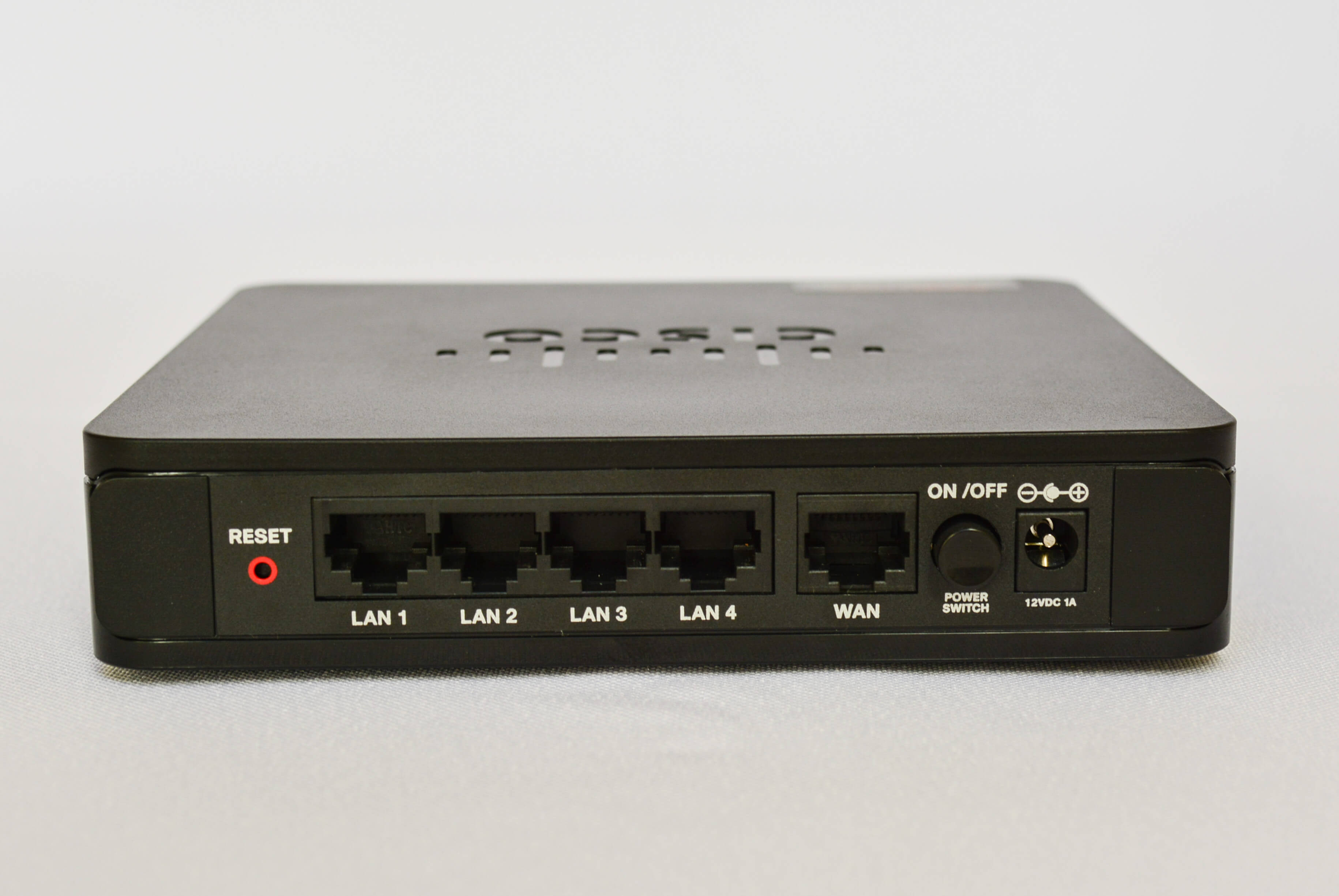 Roteador VPN Cisco RV180-K9-NA - 4 portas RJ45 10/100/1000Mbps / 1 ...